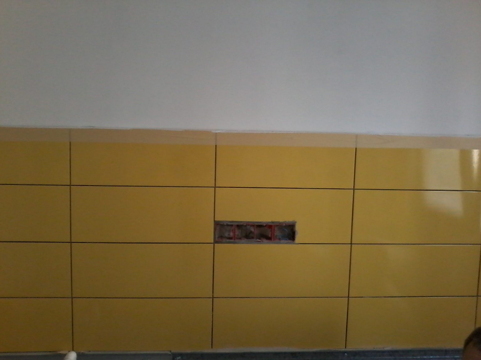 Idee bucatarie cu faianta galbena Model 2014